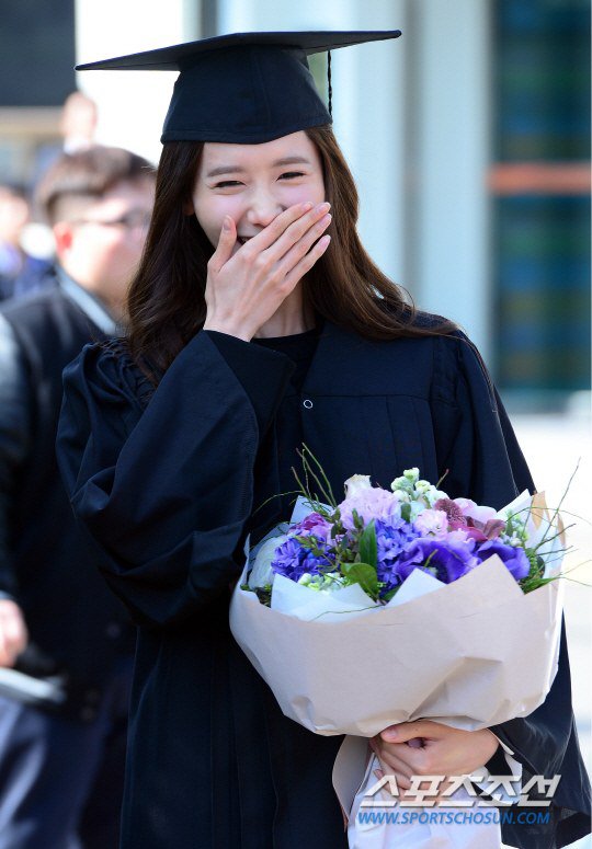 Yoona Graduates from Dongguk University and Attends Graduation Ceremony