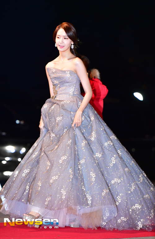 Yoona Wins Two Awards at ‘2016 Asia Artist Awards’