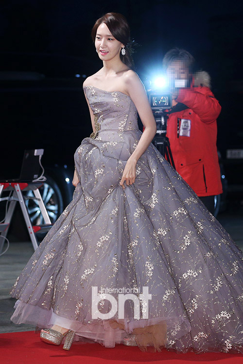 Yoona Wins Two Awards at ‘2016 Asia Artist Awards’